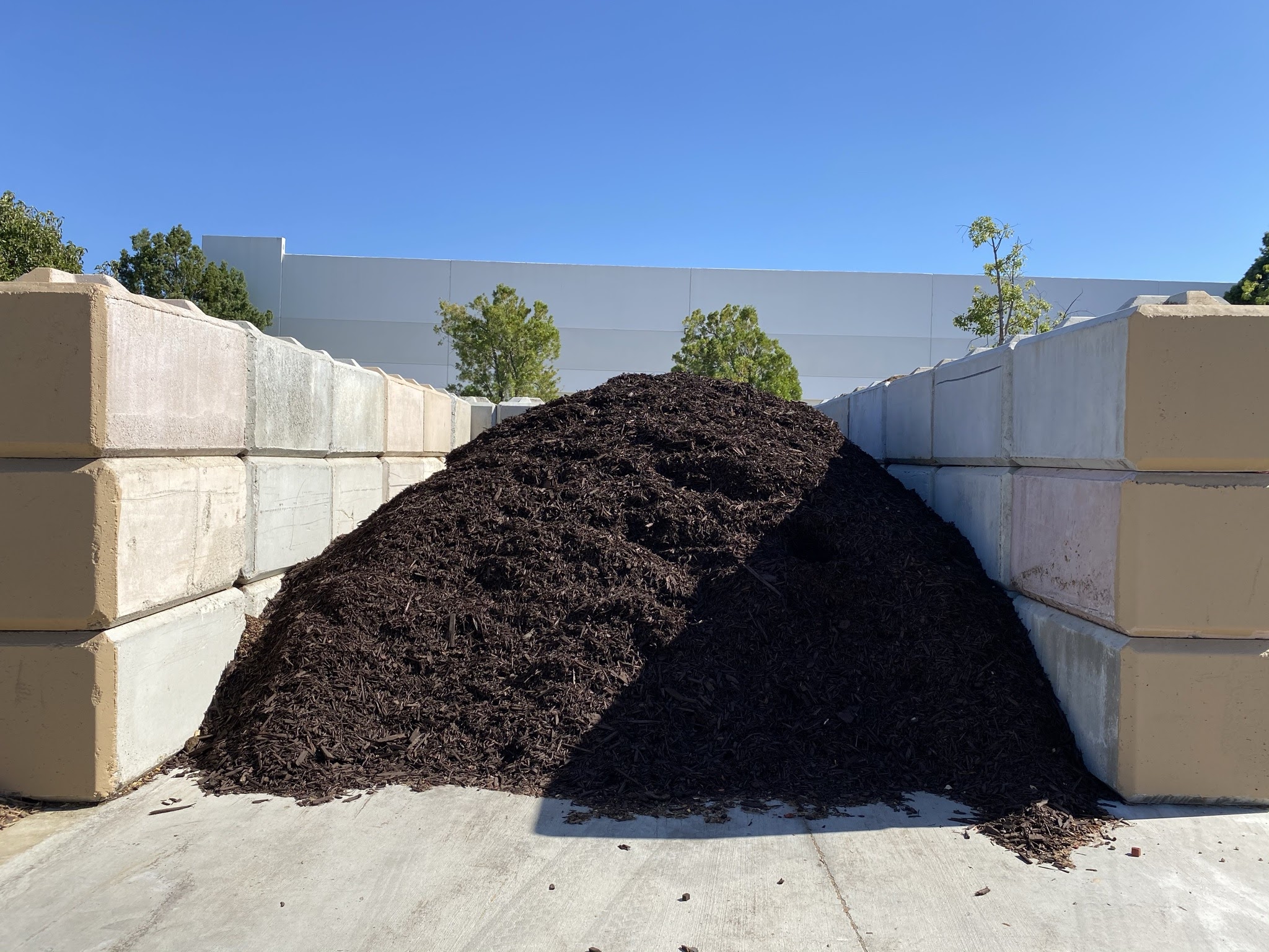 Brown Dye Mulch – Plant's Choice, Inc.